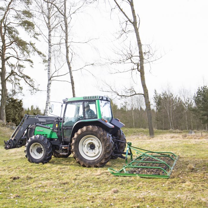 Grassland harrow with 2 metres working width and 3 rows of triangles