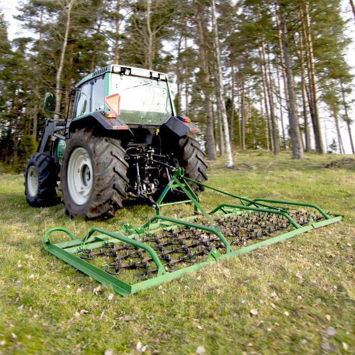 Grassland harrow with 2 metres working width and 3 rows of triangles