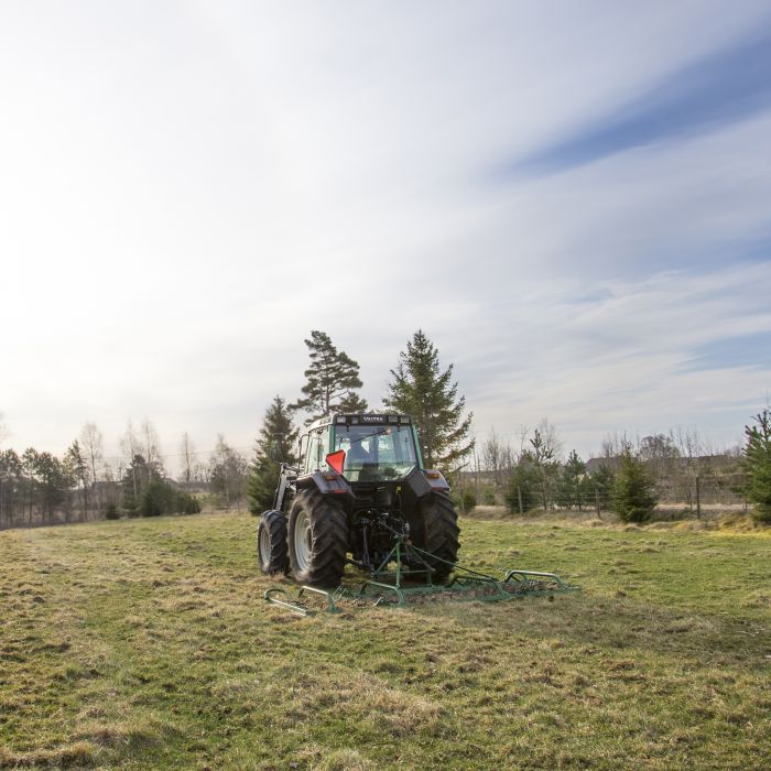 Grassland harrow with 2 metres working width and 3 rows of triangles