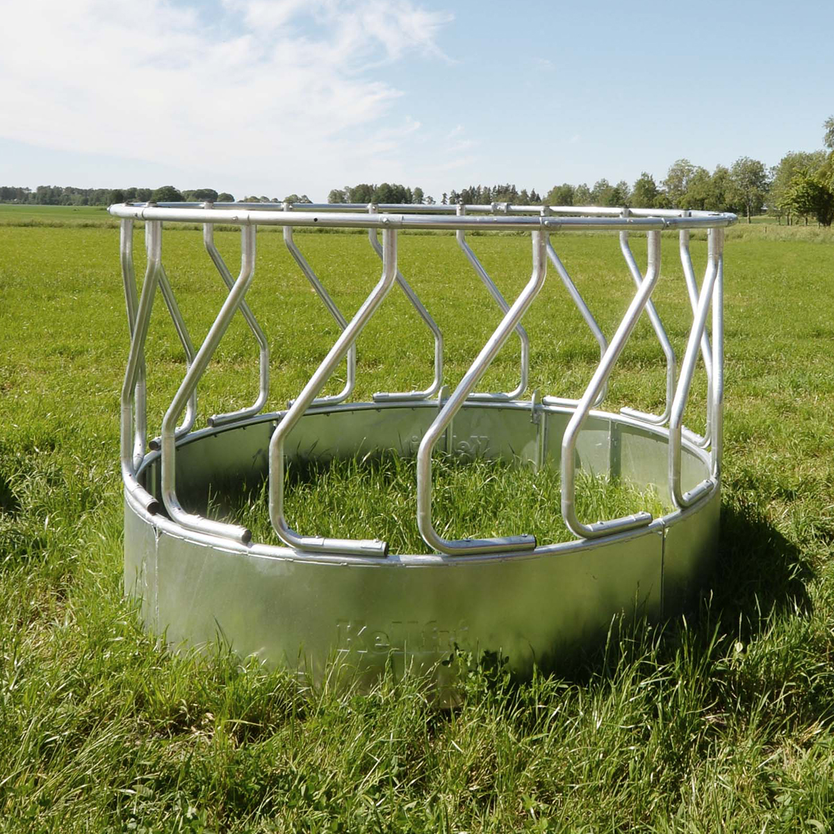 Feeder with diagonal tubing for cattle | 15 feed openings | Kellfri